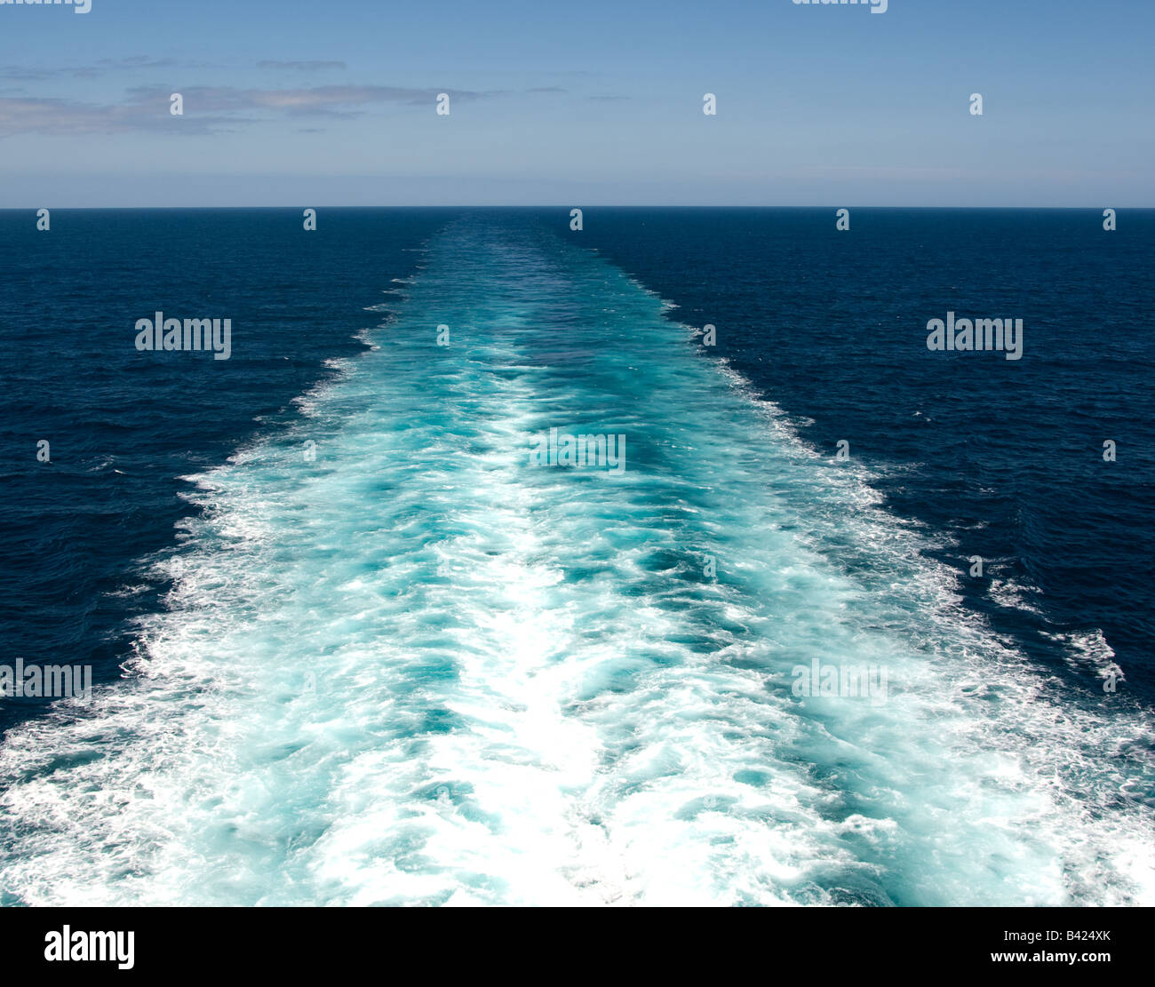 Wake from cruise ship Stock Photo - Alamy