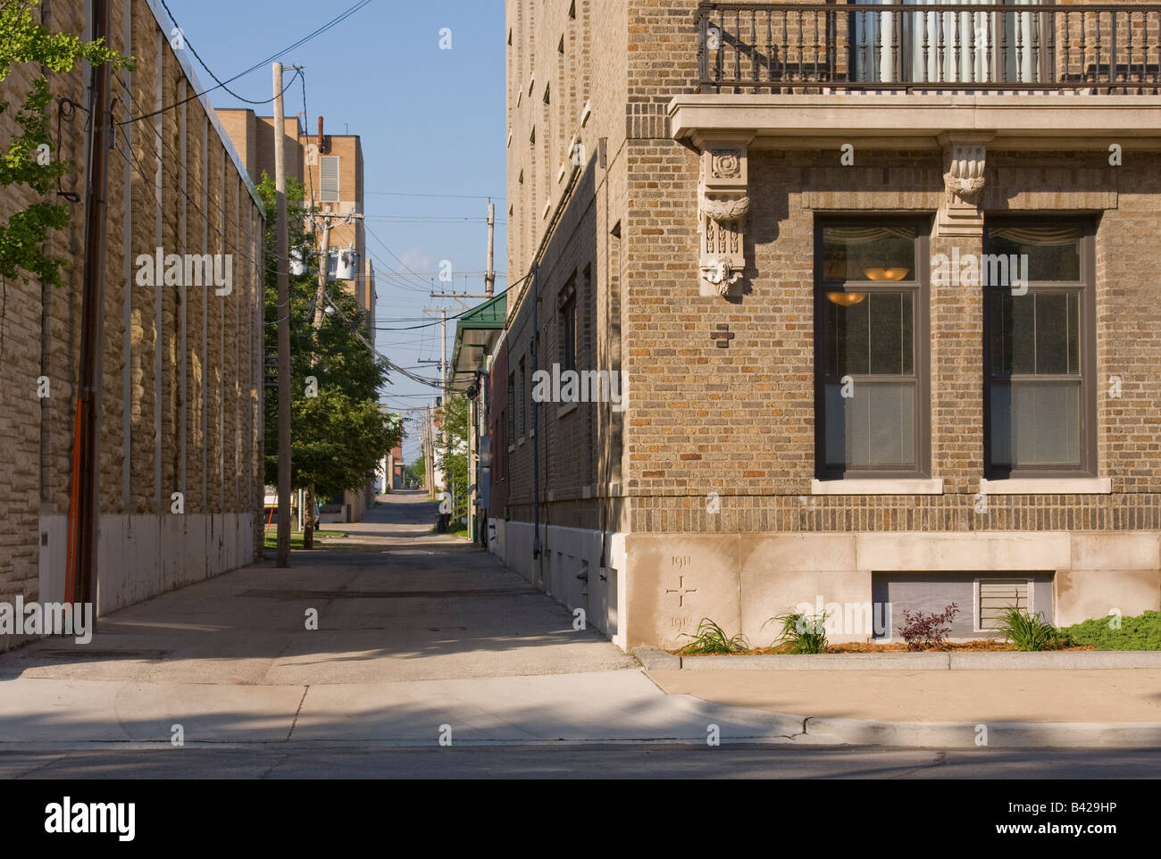 Looking down alley in downtown Cedar Rapids Iowa Stock Photo - Alamy