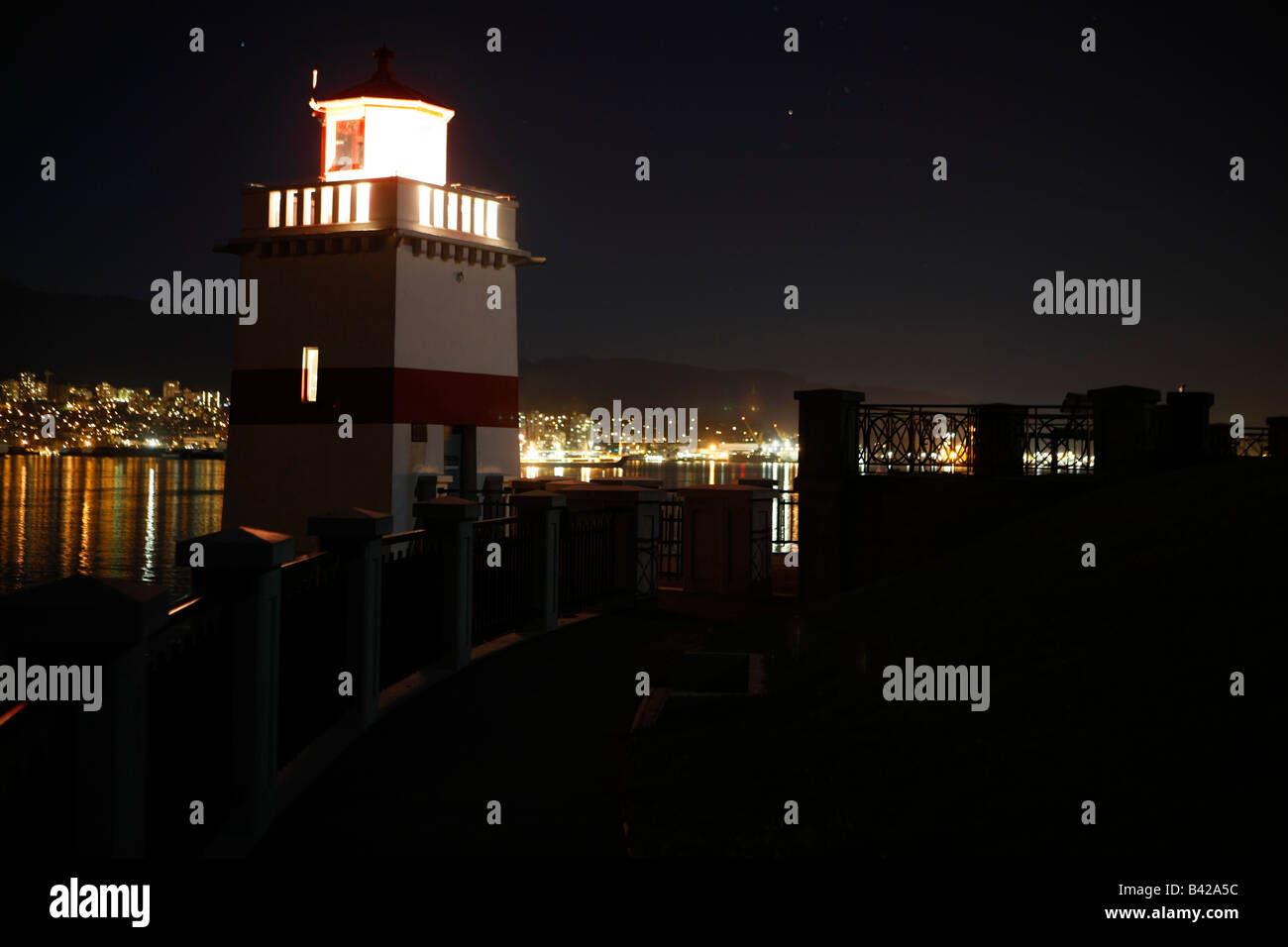 lighthouse at night Stock Photo - Alamy