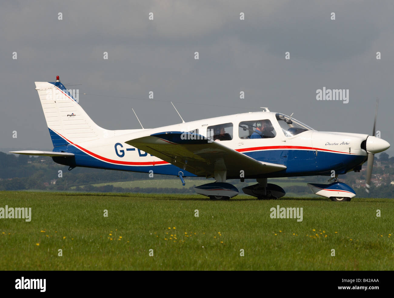 Piper Pa-28 Cherokee Archer general aviation light touring aircraft and ...