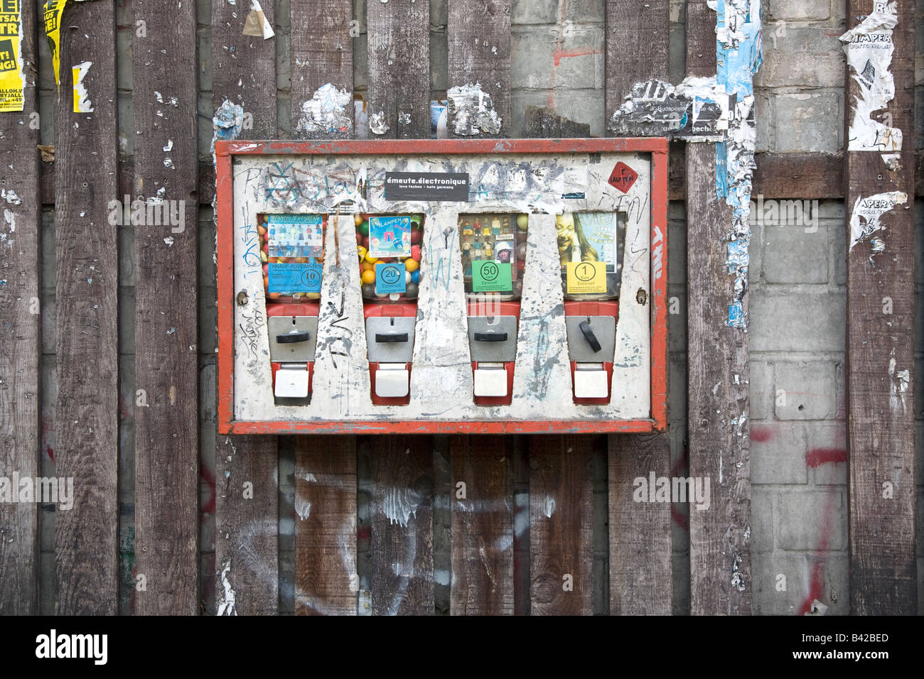 Candy vending machine hi-res stock photography and images - Alamy