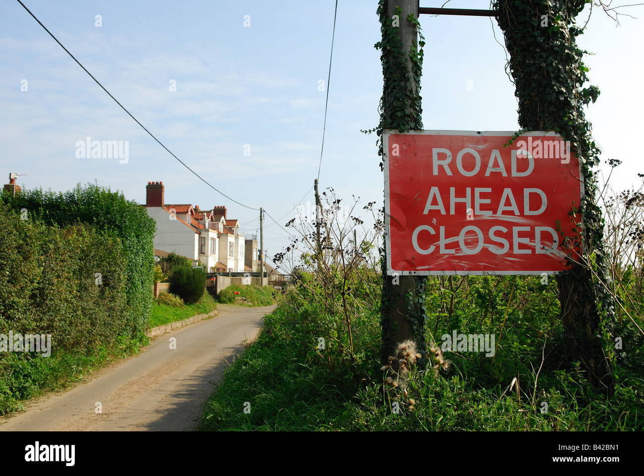 Happisburgh sign road closed Stock Photo - Alamy