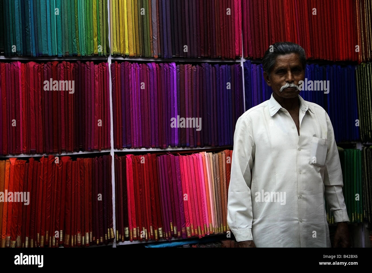 Indian Man sell colorfull Sarees Stock Photo - Alamy