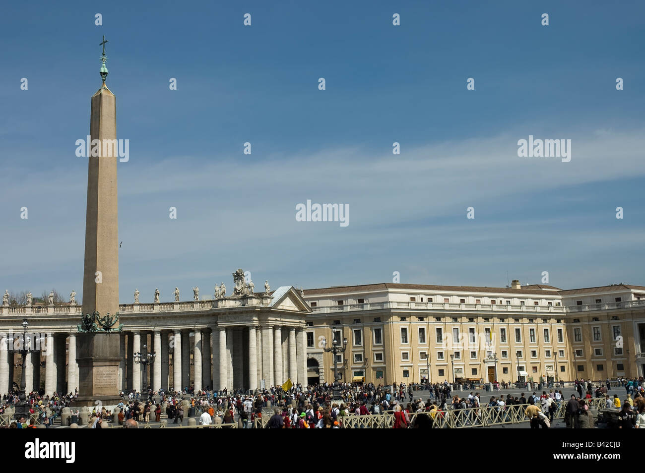 crowd in circus of S. Pietro (St.Peter), Rome Stock Photo - Alamy