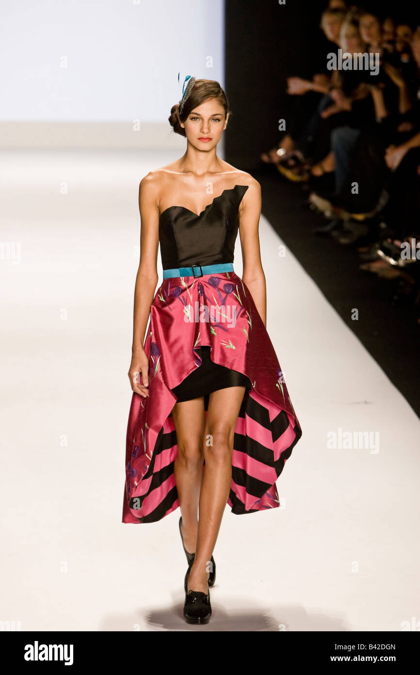 12 September 2008 ― New York, USA: A model presents an outfit by ...