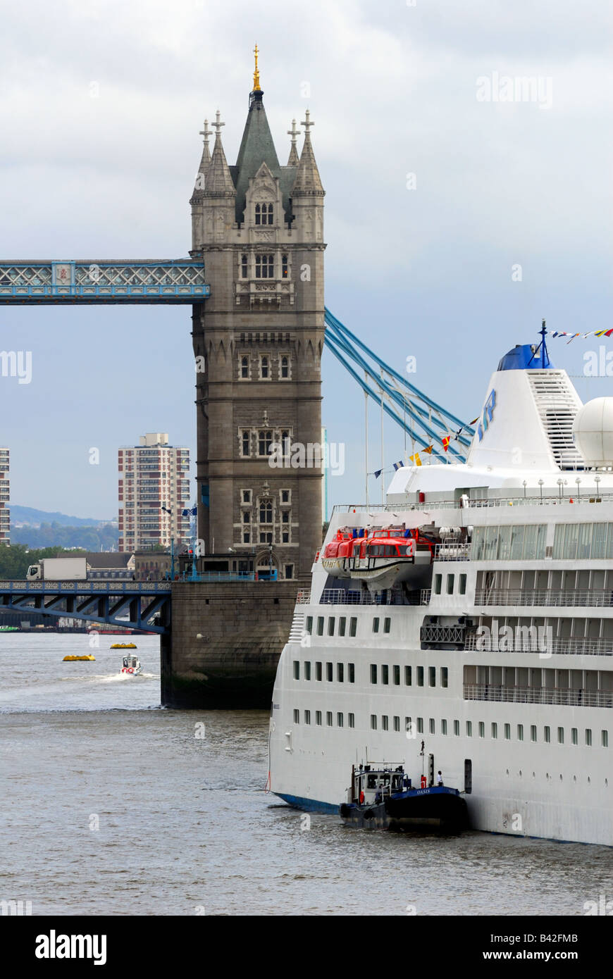 Cruise ship london tower bridge hi-res stock photography and images - Alamy