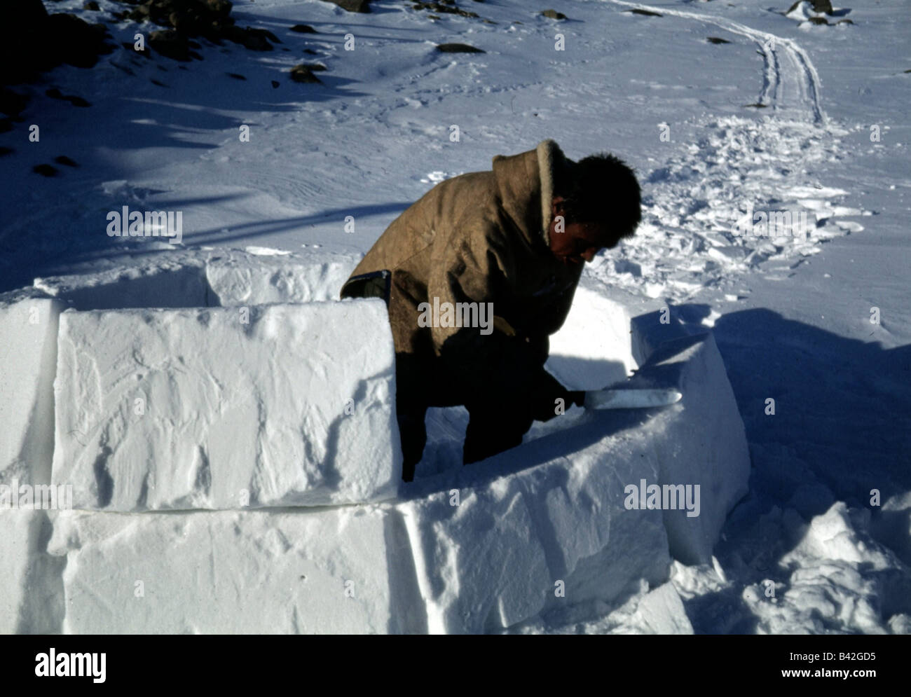 geography / travel, North Pole, Fjord Grise, people, Eskimo building an ...
