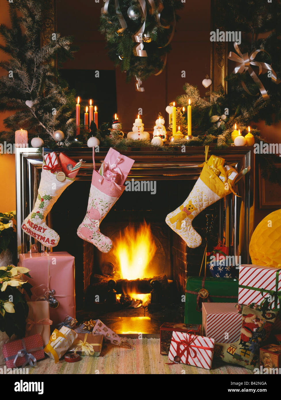 Family around open fire hi-res stock photography and images - Alamy