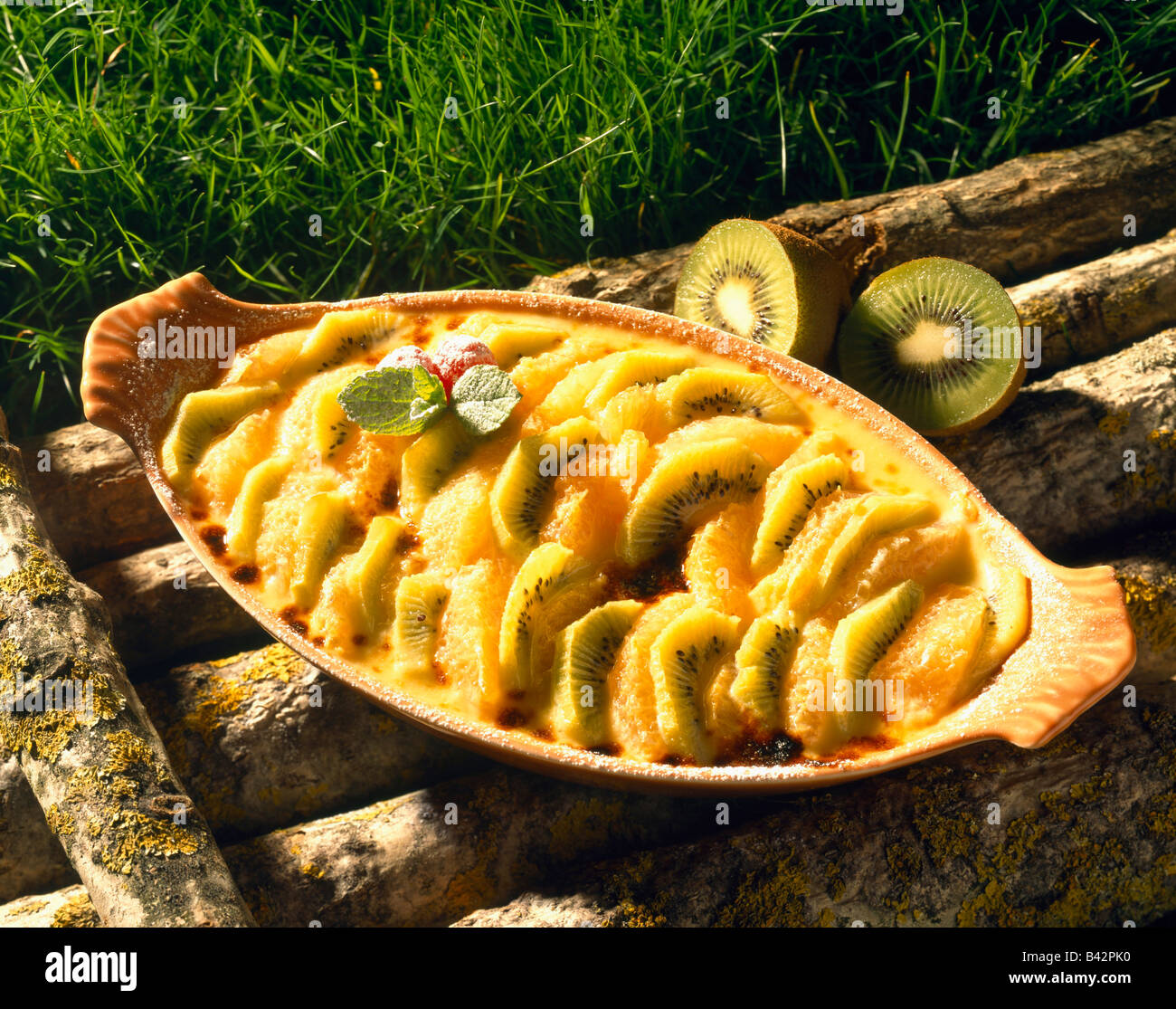 Pink grapefruit and kiwi fruit gratin Stock Photo - Alamy