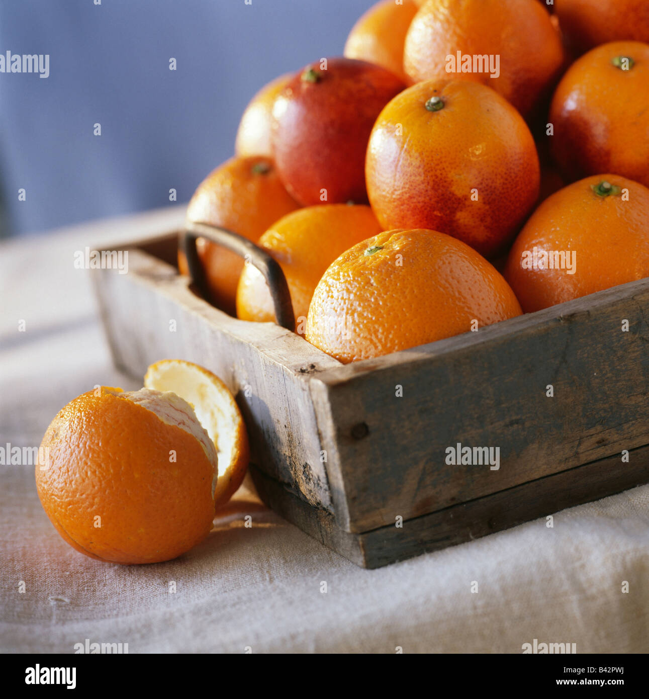 tray of oranges Stock Photo - Alamy