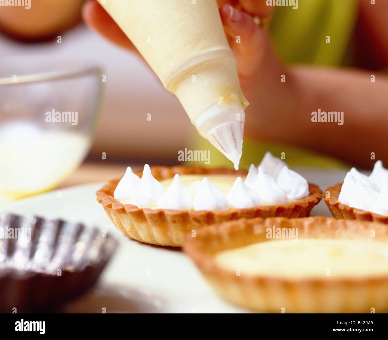 Piping cream hi-res stock photography and images - Alamy
