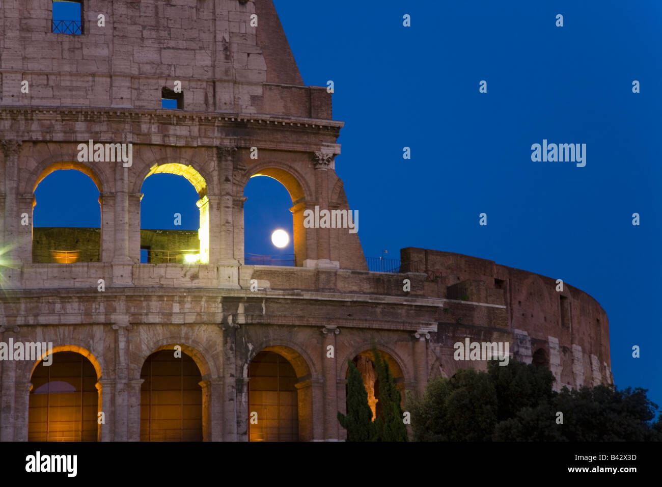 Full moon rising over the Colosseum or Roman Coliseum at dusk ...