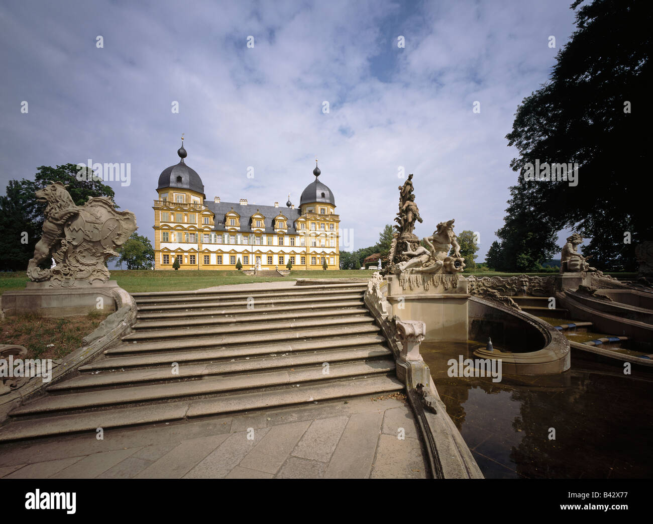 Seehof bei Bamberg, Schloß, Südseite mit Brunnen Stock Photo - Alamy
