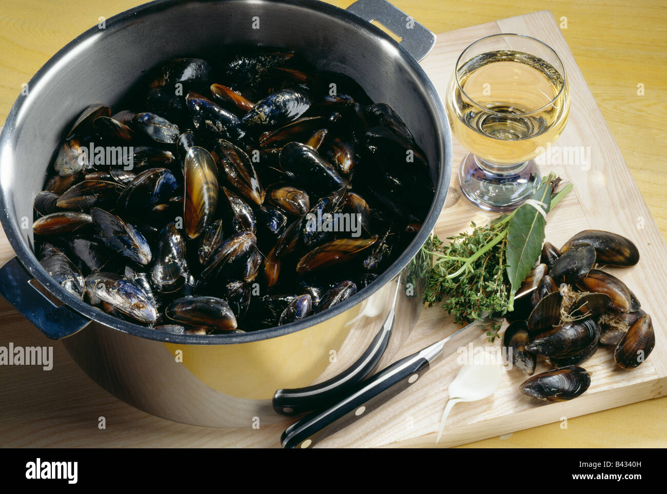 Preparing the mussels Stock Photo - Alamy