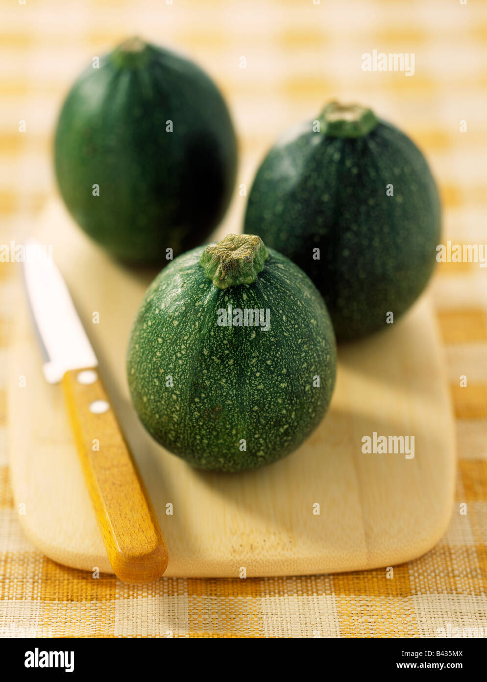 Yellow round courgettes hi-res stock photography and images - Alamy
