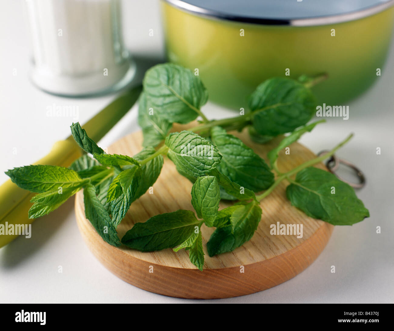 cutting the mint finely Stock Photo - Alamy