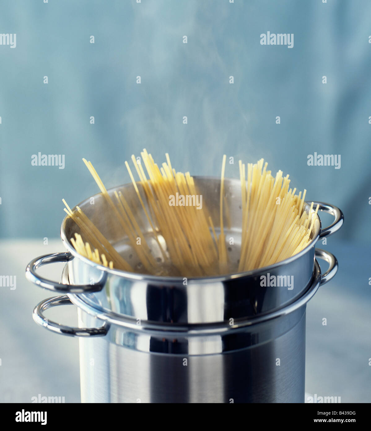 Cooking spaghettis in a cooking pot Stock Photo - Alamy