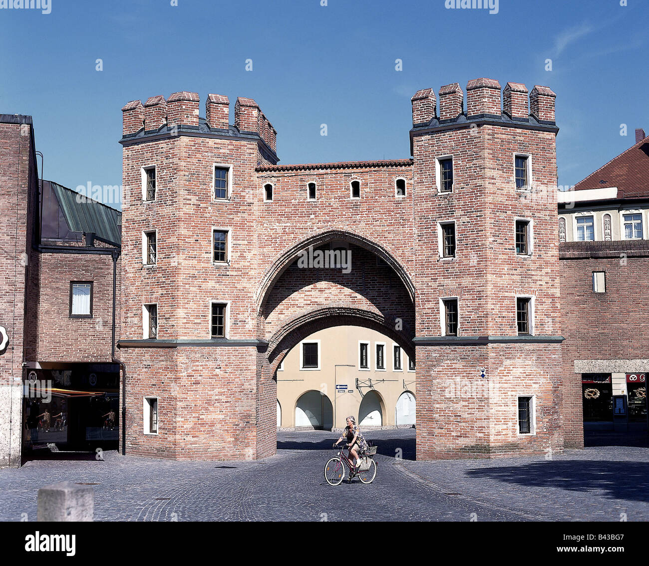 Gate of the medieval town fastening hi-res stock photography and images ...