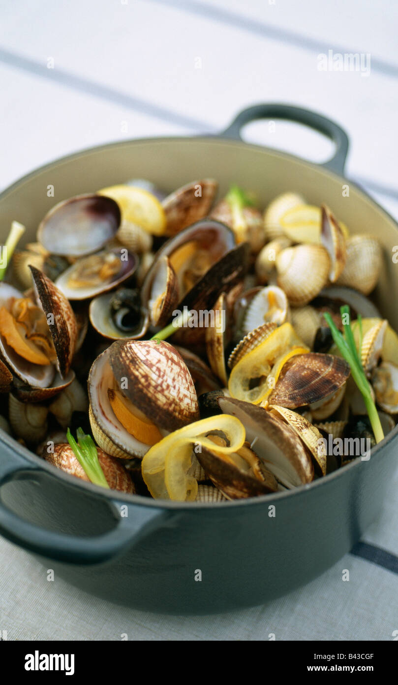 Cockles and carpet-shell-clams in casserole dish Stock Photo - Alamy