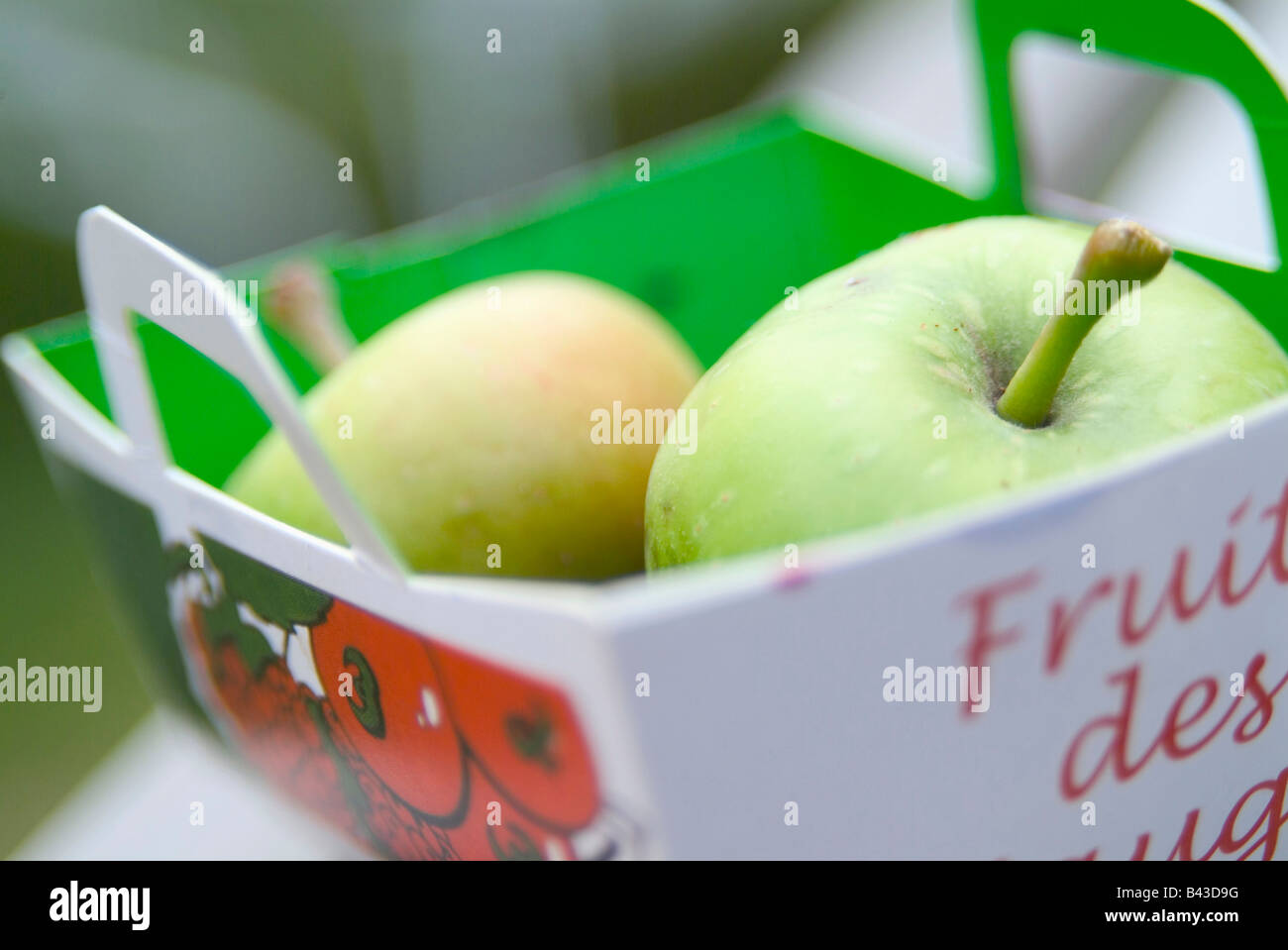 Punnet of apples hi-res stock photography and images - Alamy