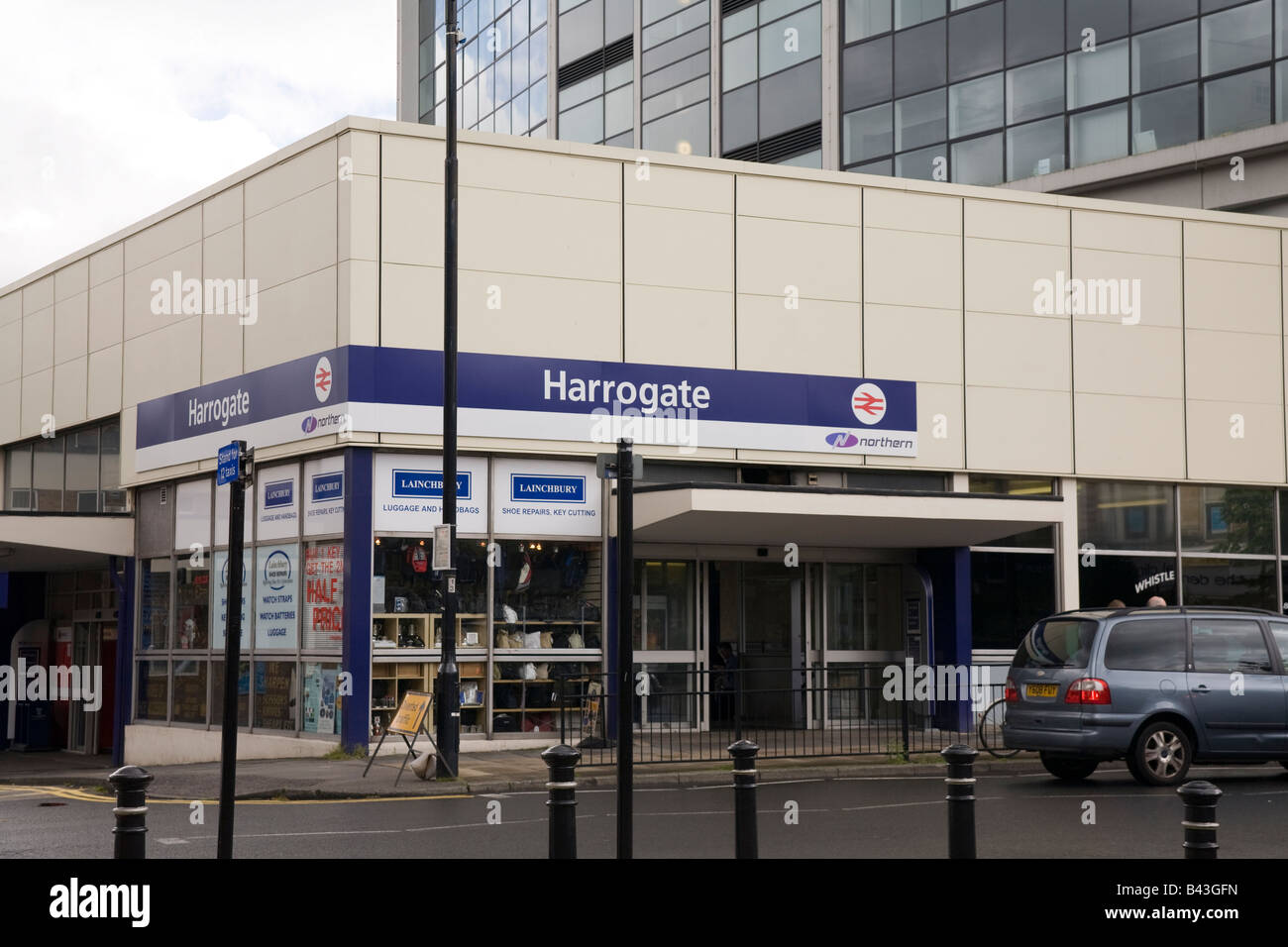Harrogate railway station hi-res stock photography and images - Alamy