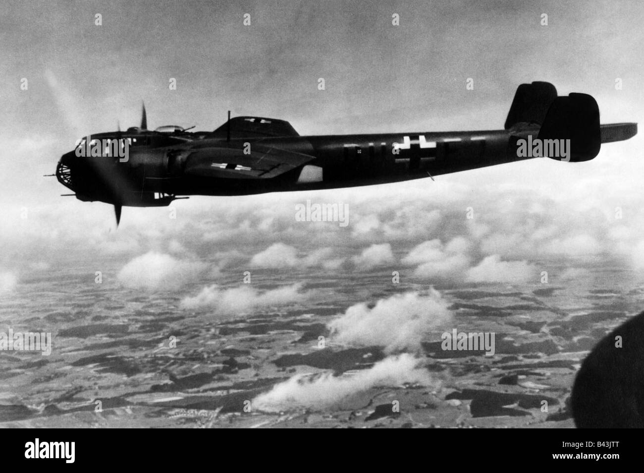 Wwii bomber flying Black and White Stock Photos & Images - Alamy