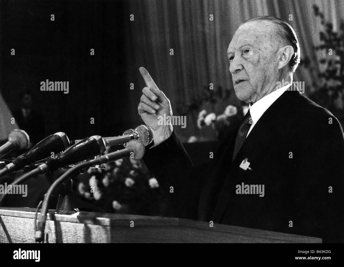 Konrad adenauer 1949 Black and White Stock Photos & Images - Alamy