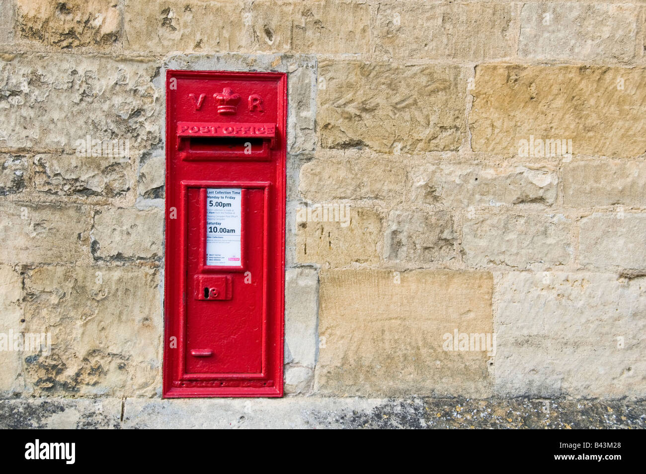 Classic Victorian letter box set in Cotswold stone Stock Photo - Alamy