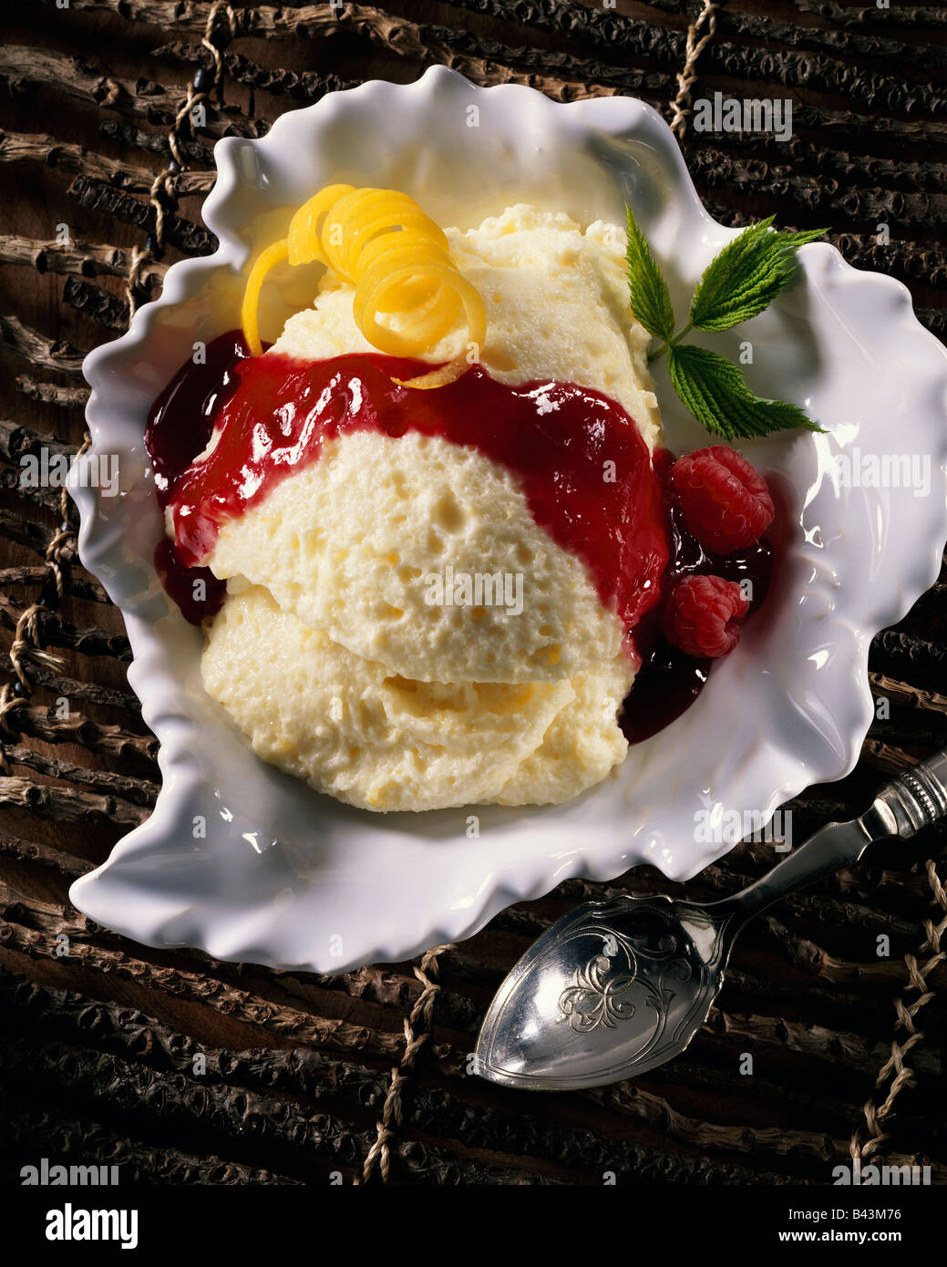 Lemon mousse raspberry coulis hi-res stock photography and images - Alamy
