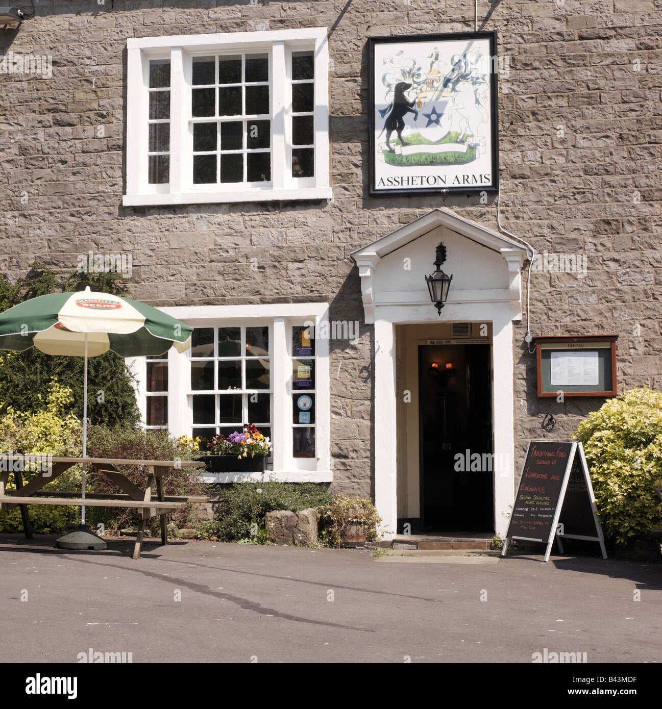 Traditional English village pub Stock Photo - Alamy