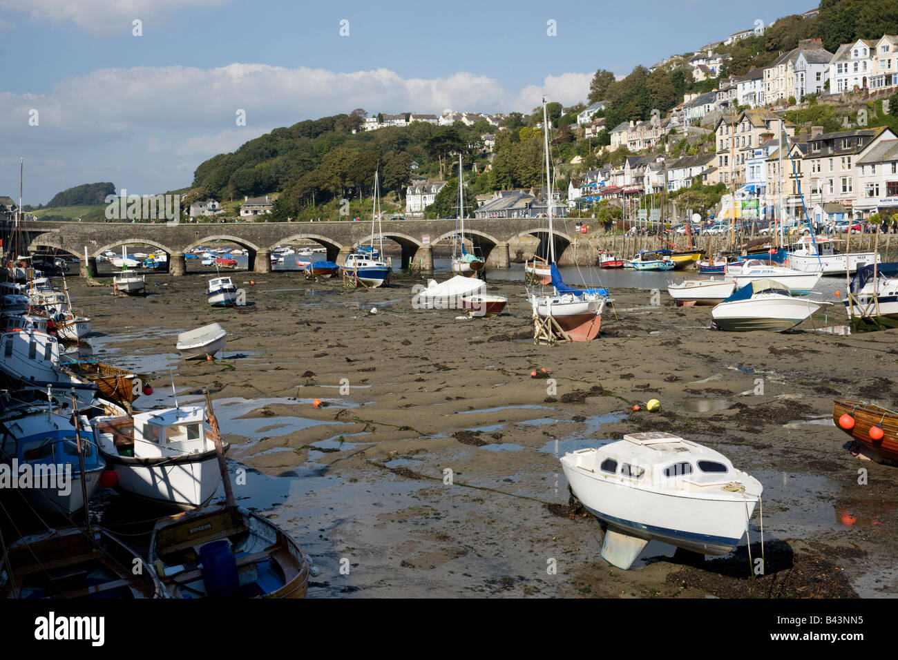 Looe harbour at low tide Stock Photo - Alamy