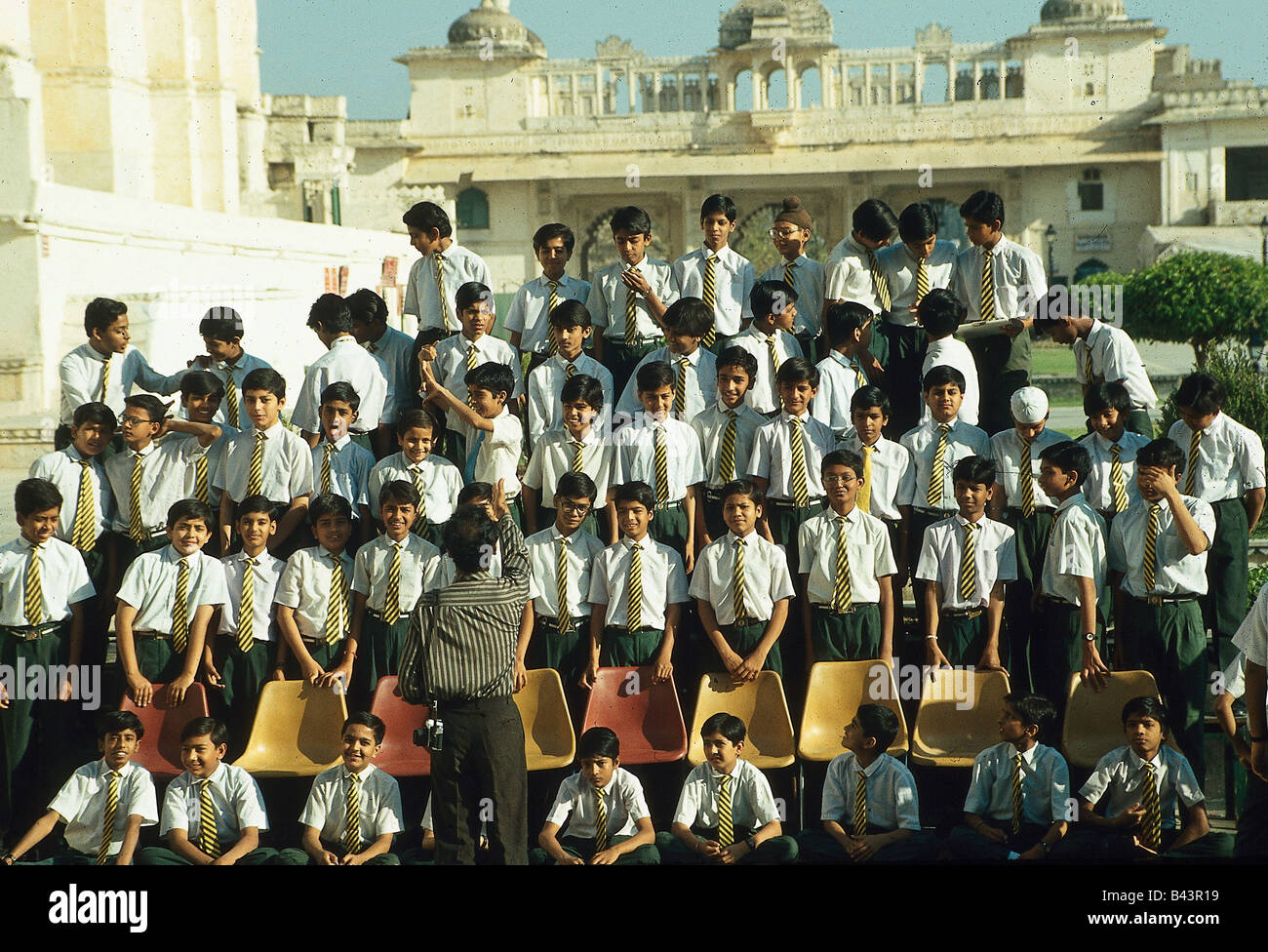 geography / travel, India, people, school class taking the class photo ...