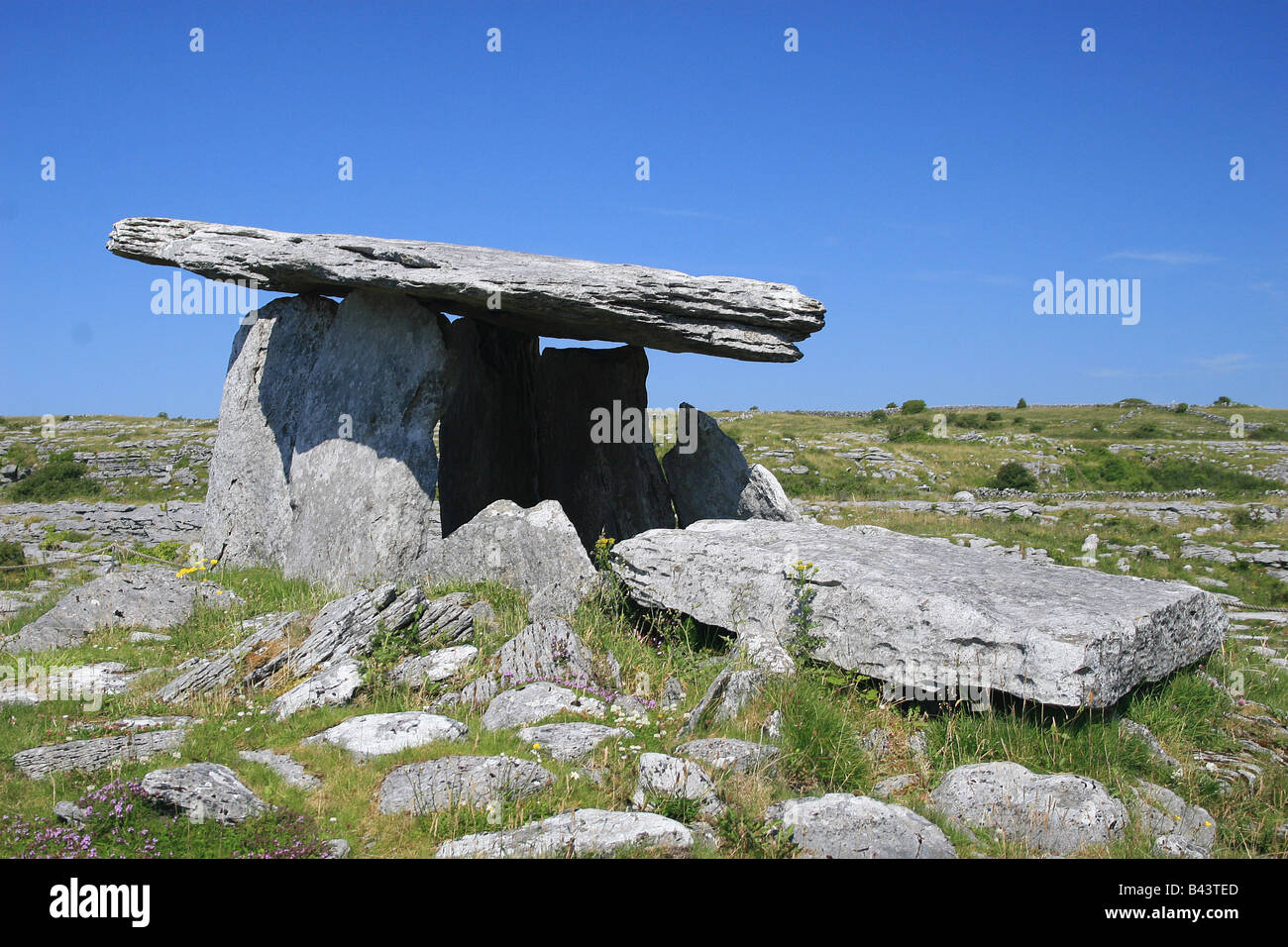 Ireland - County clare: Dolmen Stock Photo - Alamy