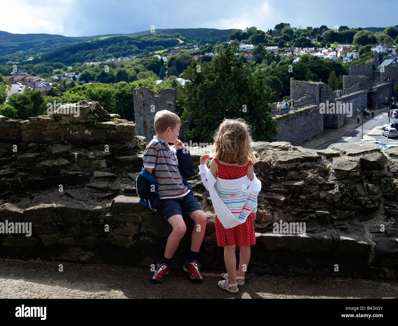 Boy looking at castle hi-res stock photography and images - Alamy
