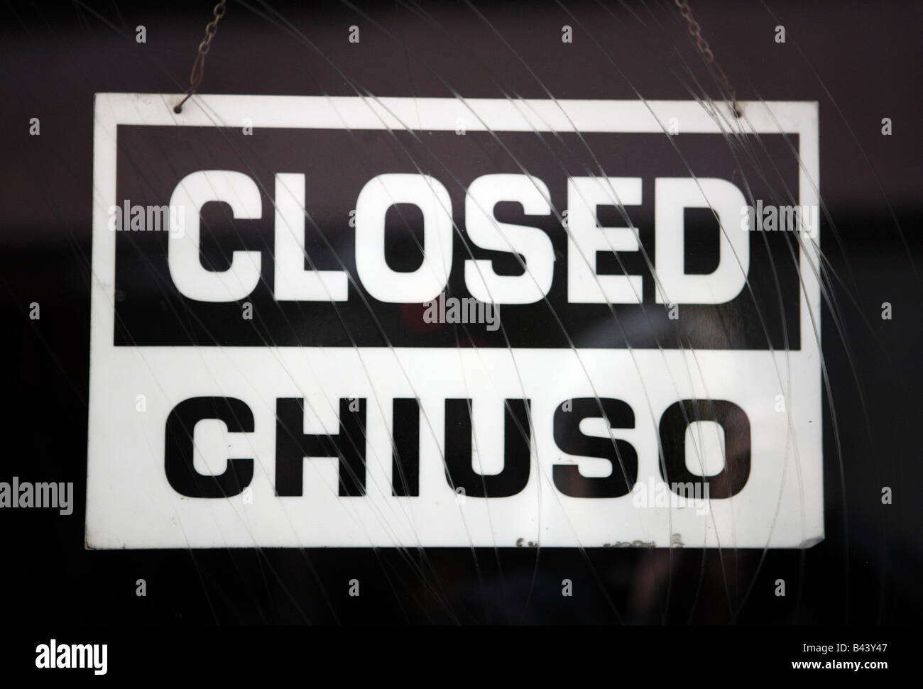 Closed for business sign in a busy restaurant area Stock Photo - Alamy