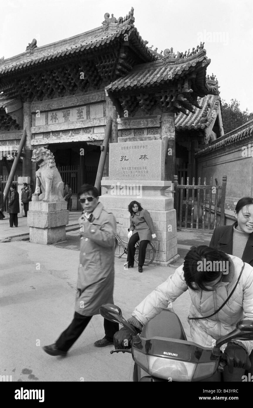 The ancient gatehouse of Confucius Stock Photo - Alamy