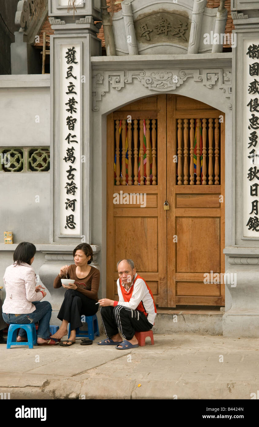 Eating on hanoi streets hi-res stock photography and images - Alamy