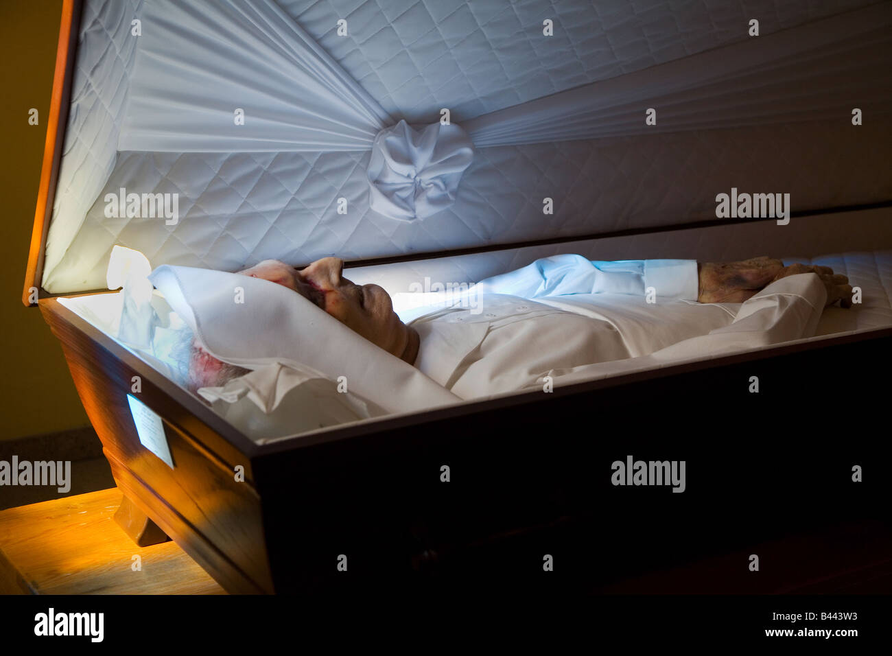 a man is lying in his coffin for relatives to say goodbye Stock Photo ... a man is lying in his coffin for relatives to say goodbye Stock Photo ...