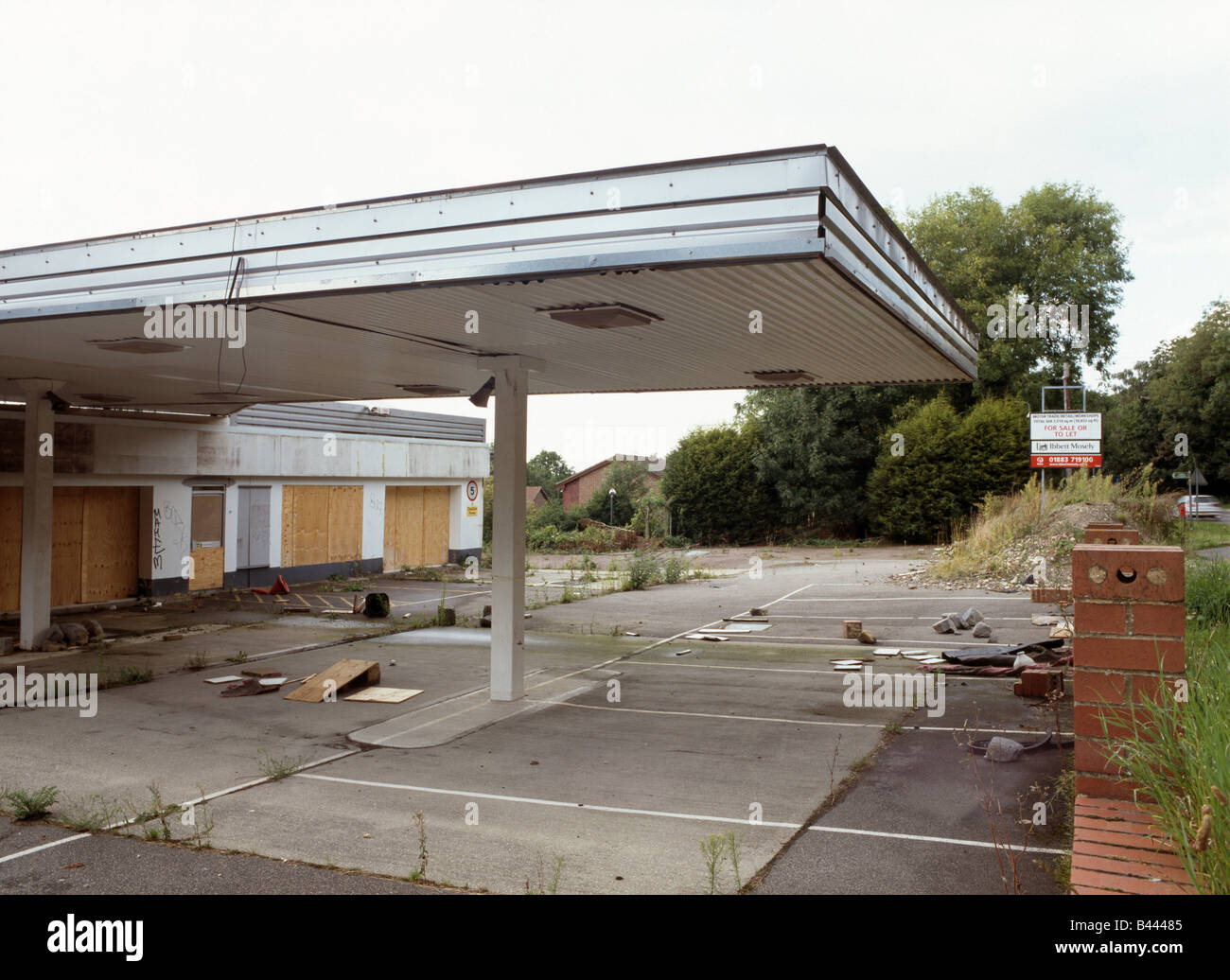 Closed down garage forecourt Stock Photo - Alamy
