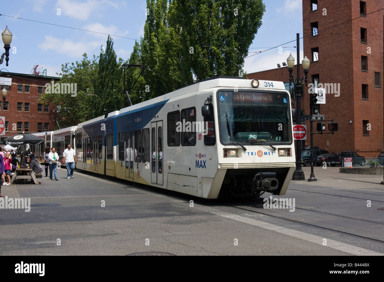 Max light rail hi-res stock photography and images - Alamy
