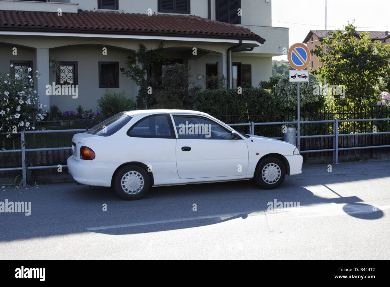 No parking signs in front hi-res stock photography and images - Alamy