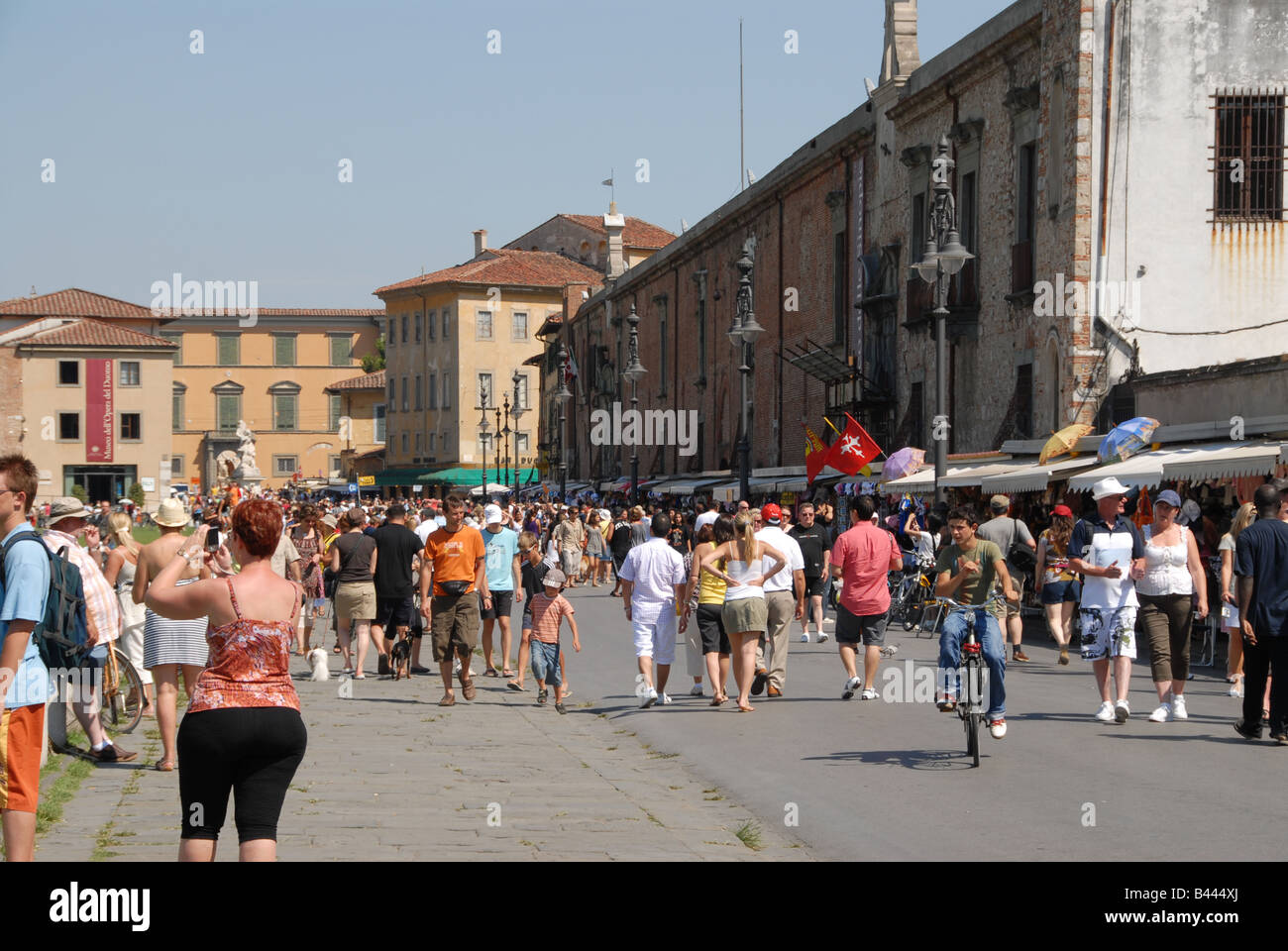 Crowds Piazza del Duomo Pisa Tuscany Italy Stock Photo - Alamy
