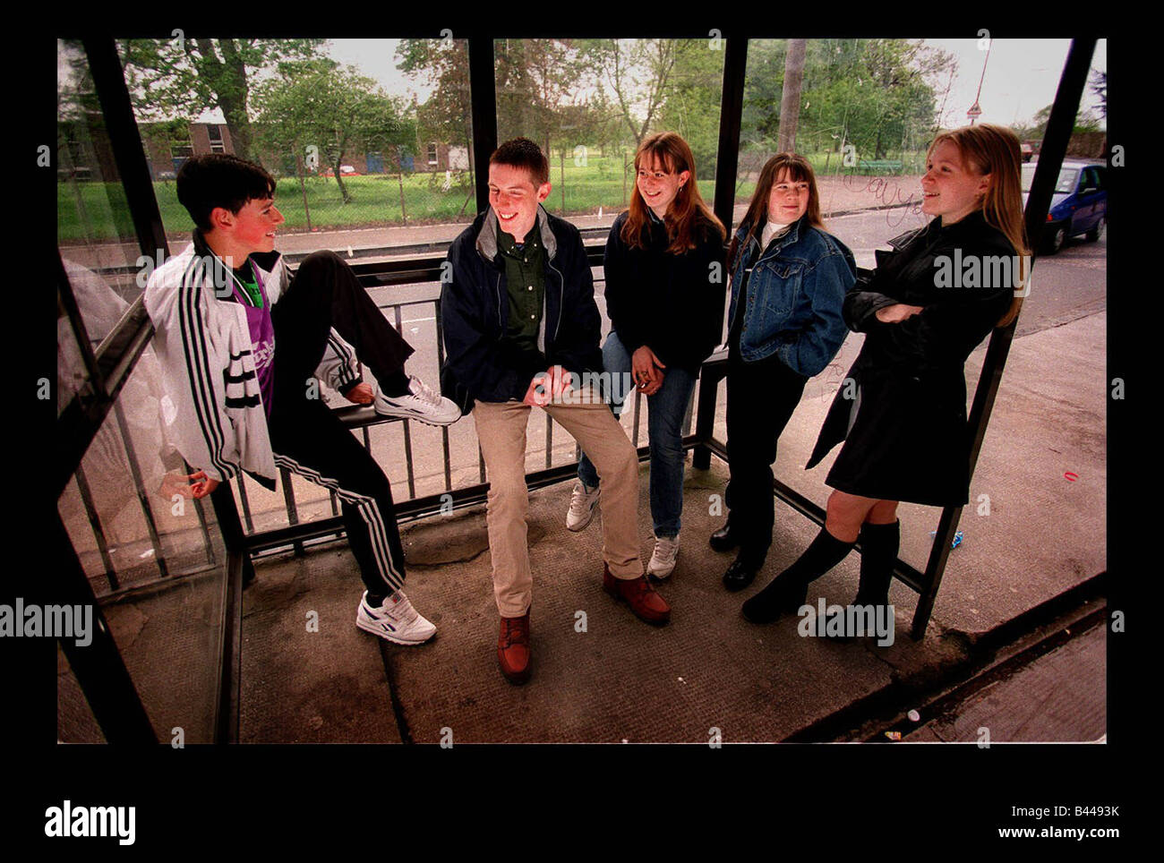 Edinburgh gang feature May 1998 teenagers in bus shelter Lara King ...
