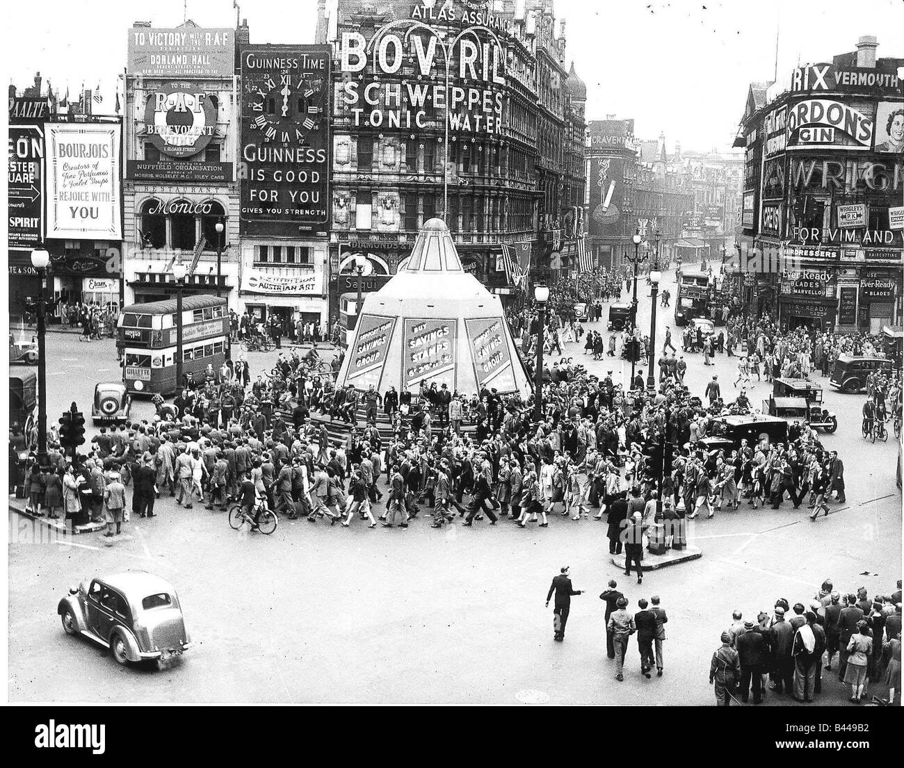 Crowd gathers in Piccadilly Circus London for Victory celebrations on ...