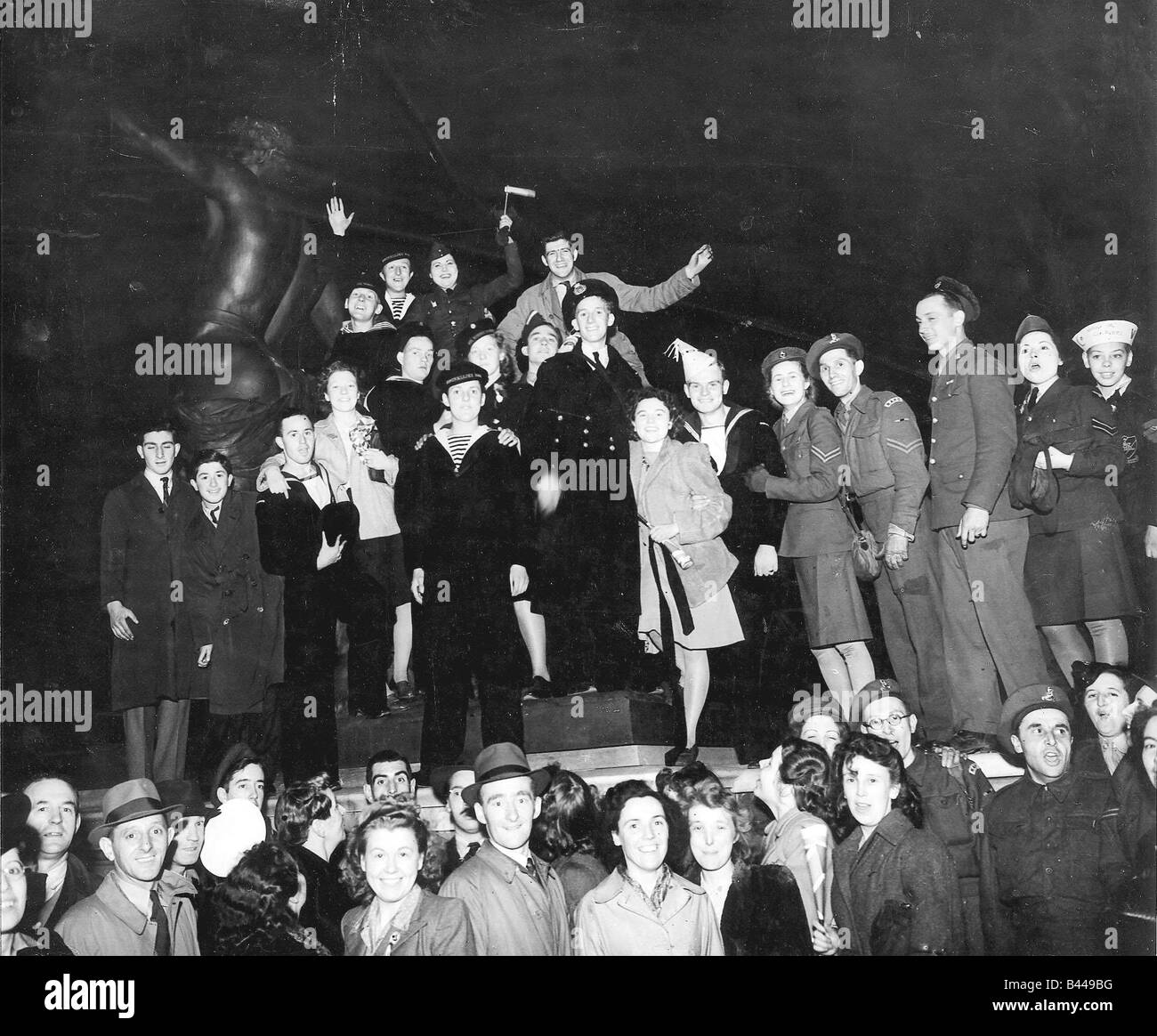 Crowd climbing on the Queen Victoria memorial outside Buckingham Palace ...