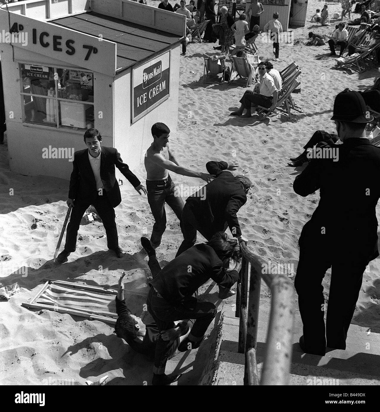 Fighting mods hi-res stock photography and images - Alamy