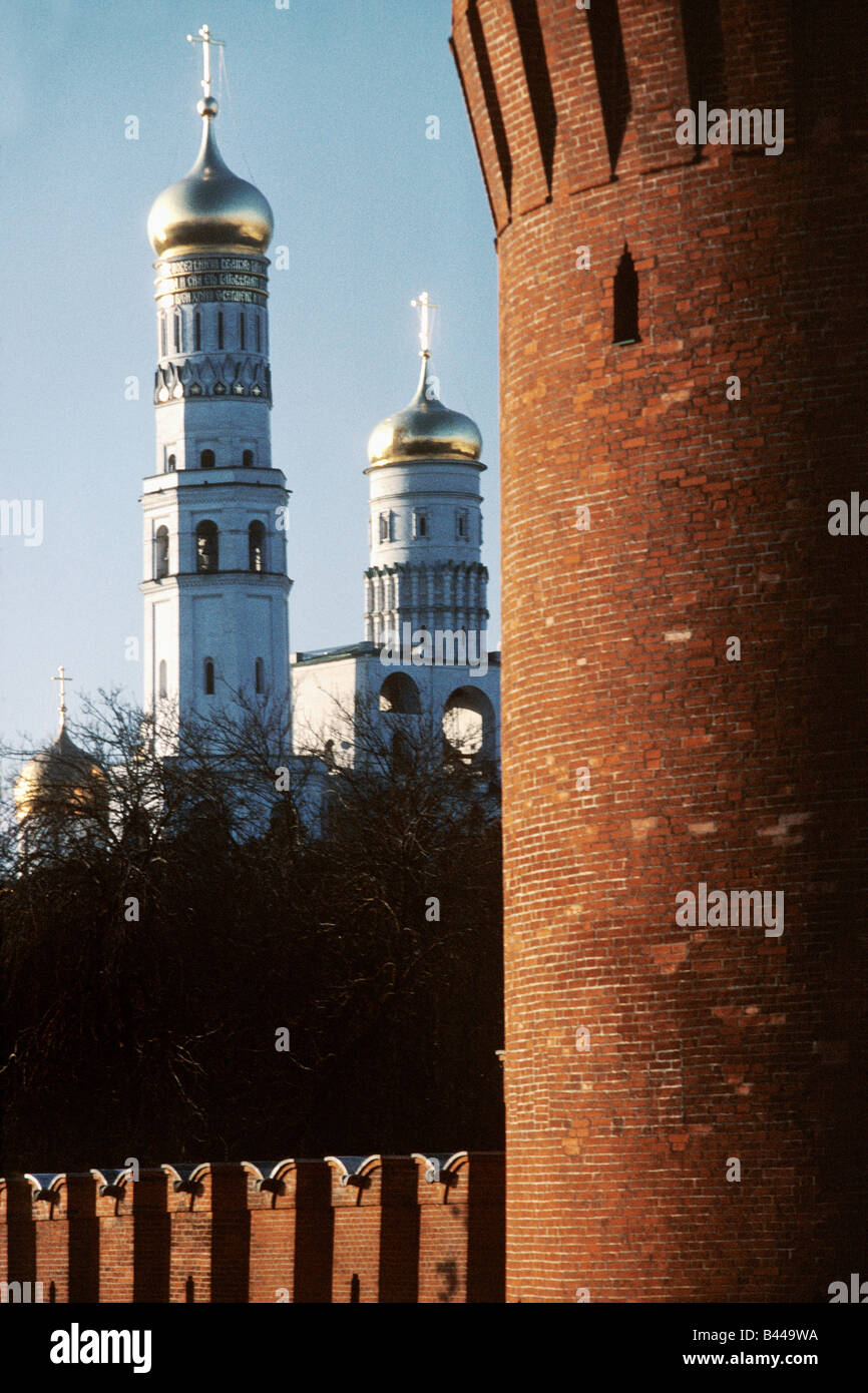 Ivan the Great Bell Tower, seen across the walls of the Kremlin, Moscow ...
