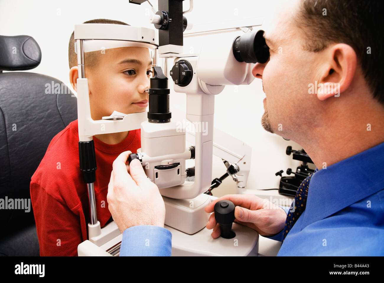 Child having eye test hi-res stock photography and images - Alamy