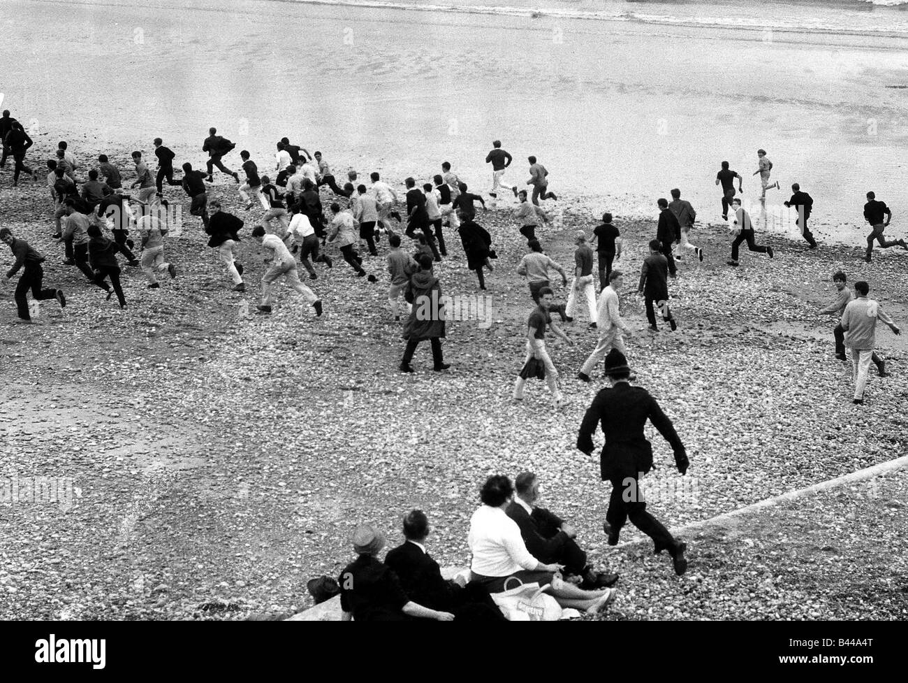 Mods youth culture Hastings beach Stock Photo - Alamy