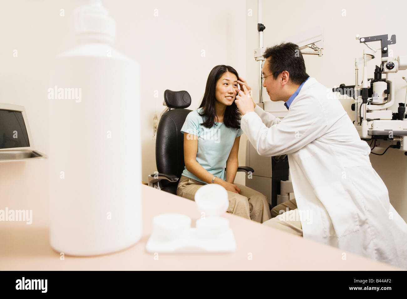 Optometry ophthalmology optometrist fitting hi-res stock photography ...